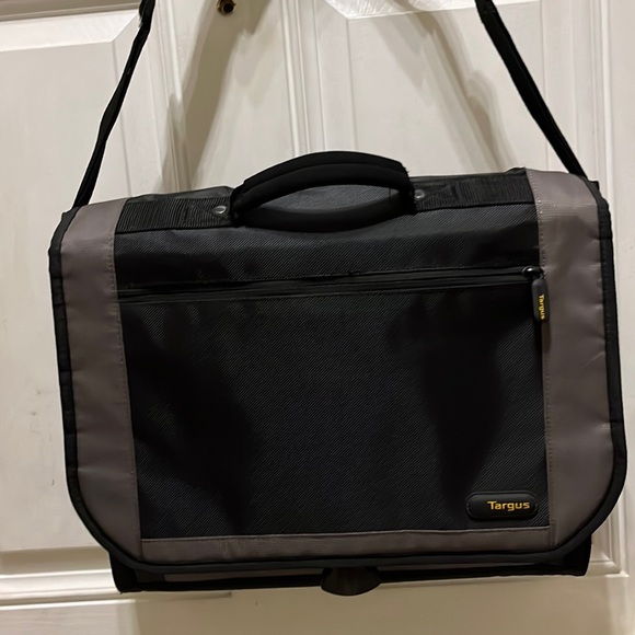 Targus | Bags | Targus Tcg20 Laptop Bag | Poshmark